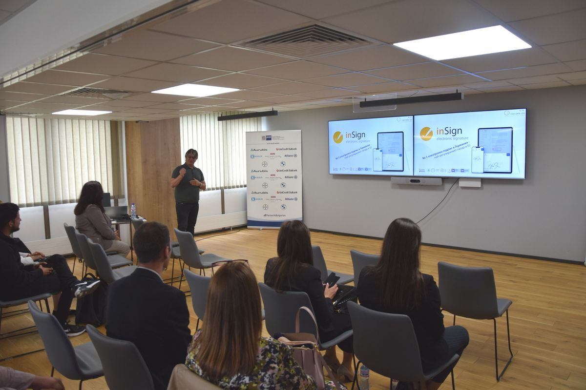 „Car Data“ - the official representative of the InSign electronic ...